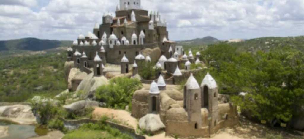 Aposentado passa 35 anos construindo seu próprio castelo no Brasil